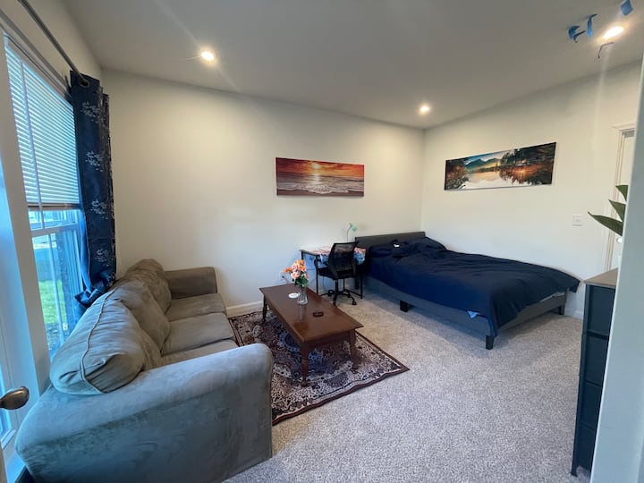 Blue Room With Tv, W/s, Pvt 1/2 Bth & Pvt Parking - Dayton, OH