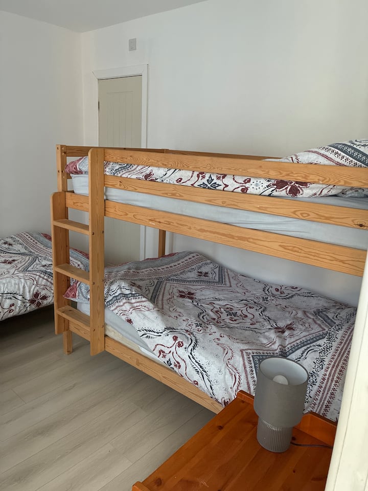 1 Room With 3 Beds And En-suite - Oxford
