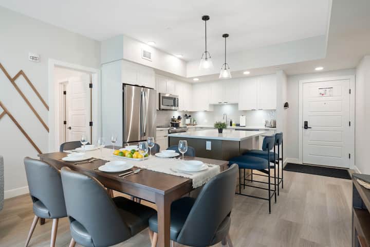 Main Floor Gem! Heated Pool, Hot Tub & Extras! - Nakiska Ski Area, AB