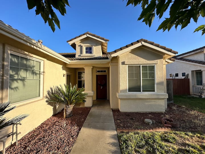 Affordable Cozy Comfortable Modern Home - Turlock, CA