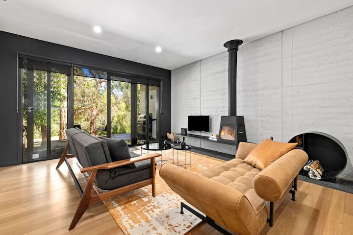 Daylesford Lakefront: Fireplace, King Bed, Spa - Daylesford