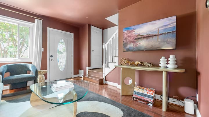A Cozy And Inviting Suite Xcape - Arlington, VA