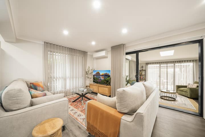 Entire Home In Plumpton Sleeps 9 | 8-car Parking - Blacktown