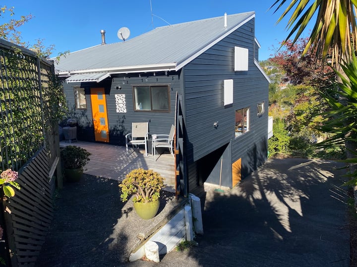 Secluded Yet Close To Village! - Auckland