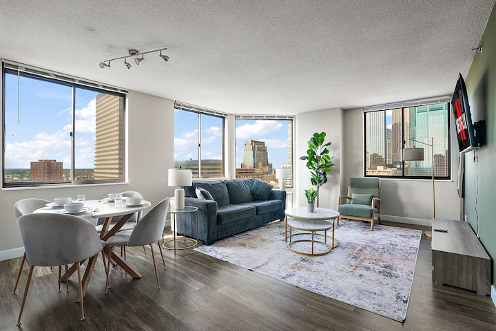 Downtown Views From 20th Floor: Parking•pool•gym - Minneapolis, MN