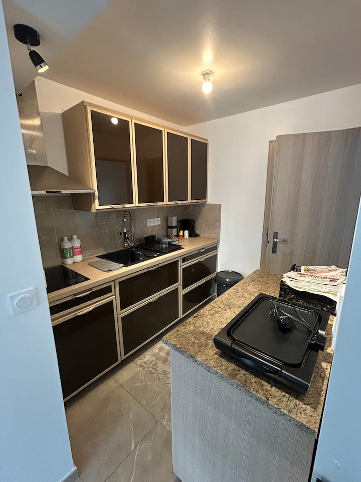 Maisonnette Avec Chambre Et Petite Cour - Corbeil-Essonnes