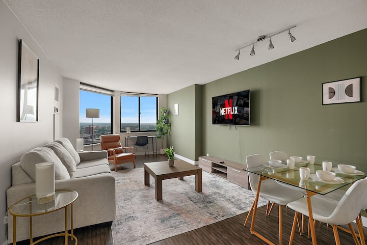 24th Floor Dt Condo: Free Parking/hot Tub/pool/gym - Minneapolis, MN