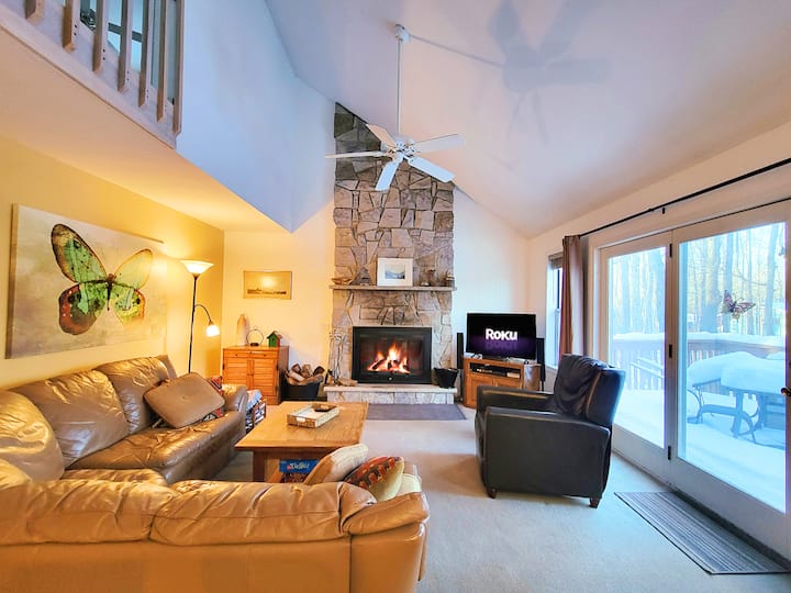 Spacious Pocono Chalet, Pet Friendly - Arrowhead Lake, PA