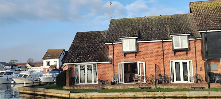 Bure Cottage, Cosy & Comfortable - Wroxham