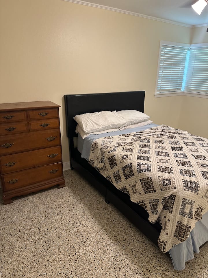 Max's Boarding House | Queen Bed In Baton Rouge - Baton Rouge, LA