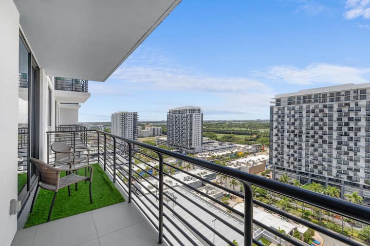 Modern Comfort: Doral 2br Haven - Doral