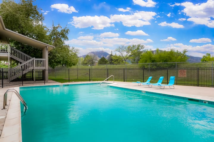 Boulder Retreat W/ Pool & Mountain Views - Boulder, CO