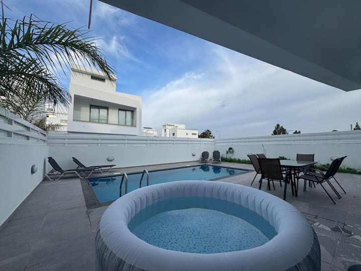Hubstay - Seaview Villa Oriana In Larnaca - Larnaka