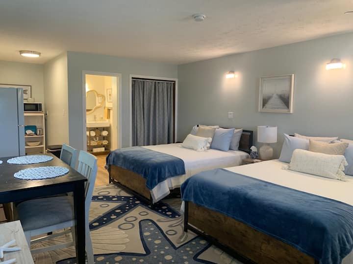 Coastal Studio - 2 Queen Beds - Kelleys Island, OH