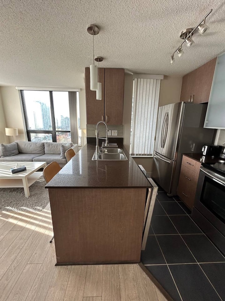 Downtown Vancouver: 1 Bedroom Apartment - Vancouver