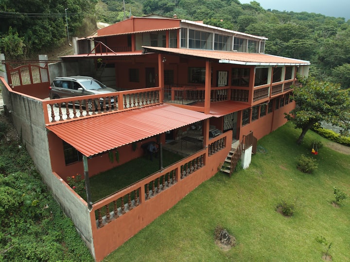 Los Pirineos - El Salvador