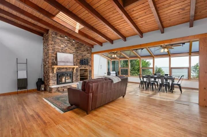 Cozy Lakehouse In Altoona- Firepit, Theater, Gym - Altoona, WI