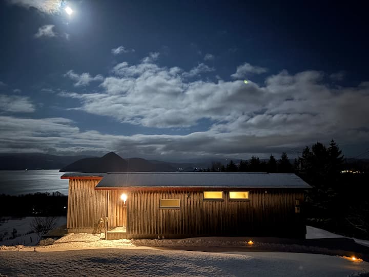 湖を一望する丘の上のコテージ - Date