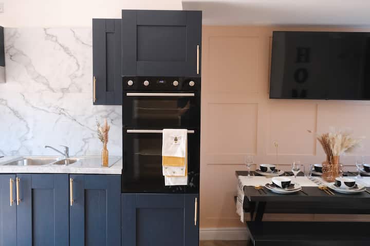 Bee Stays - Long Lane - Warrington