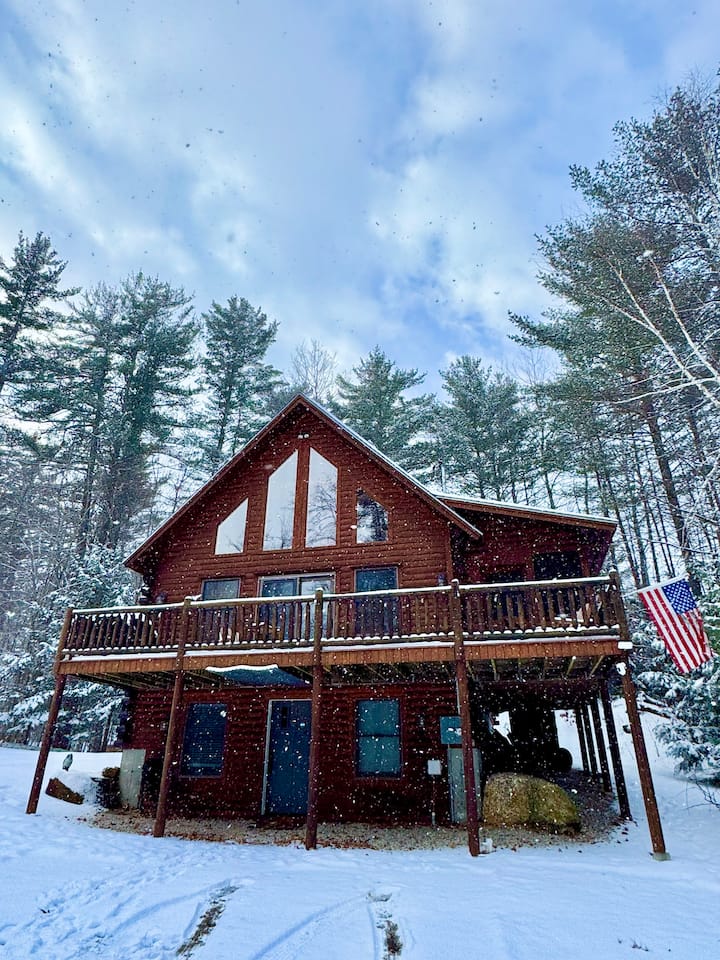 Cozy Log Ski Cabin ~ Fireplace ~ 15m To Gunstock! - Laconia, NH