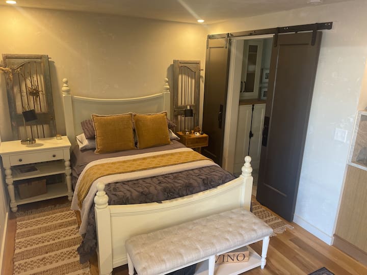 Hipflat Studio: Comfort & Convenience Awaits! - Roseburg, OR