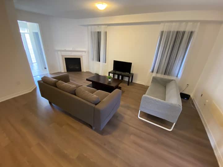 Beautiful 4 Bedroom Private Home - Oakville