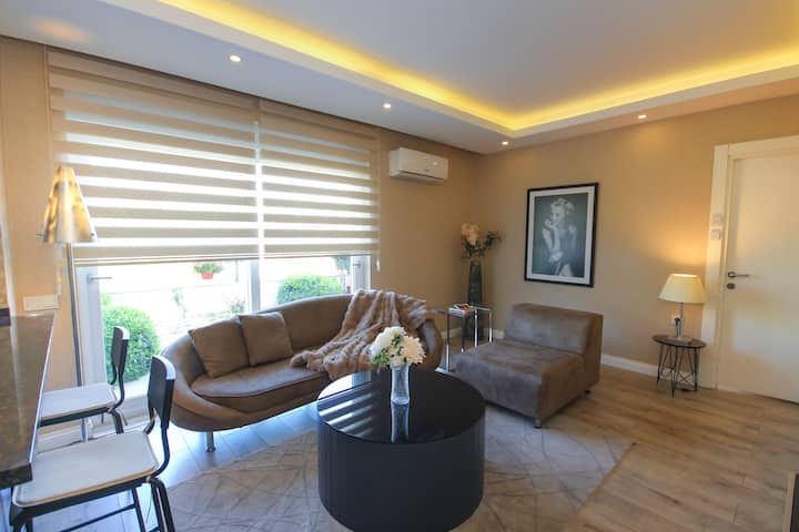 Suite Appartement- Queen Bed + Private Garden - Antalya Airport (AYT)