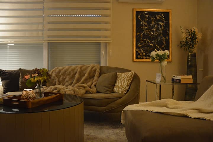 Metropolitan Art Suites | Intimate Escape - Lara Beach