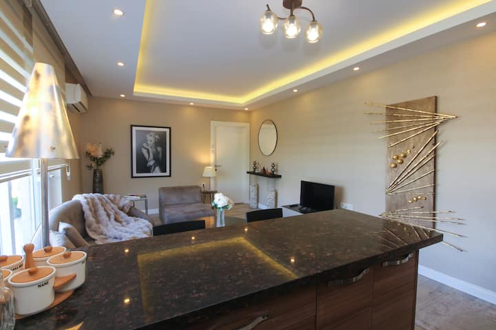 Metropolitan Art Suites- Queen Bed + Garden - Lara Beach
