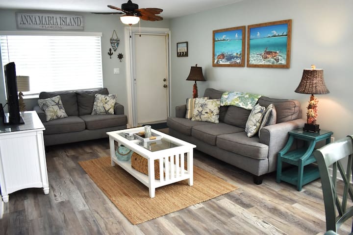 Lay-z Liv-n 13 ~ Pool, Updated, Beach - 1 Block - Holmes Beach, FL