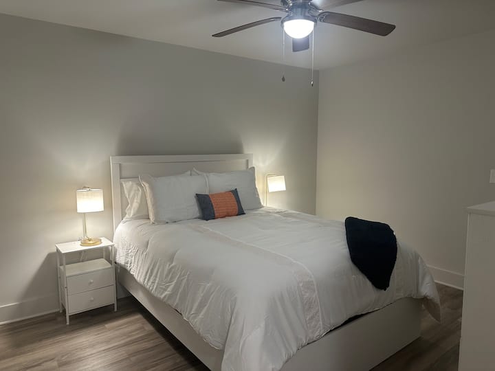 2bd/2ba Game Day Unit In Auburn-excellent Location - Auburn, AL