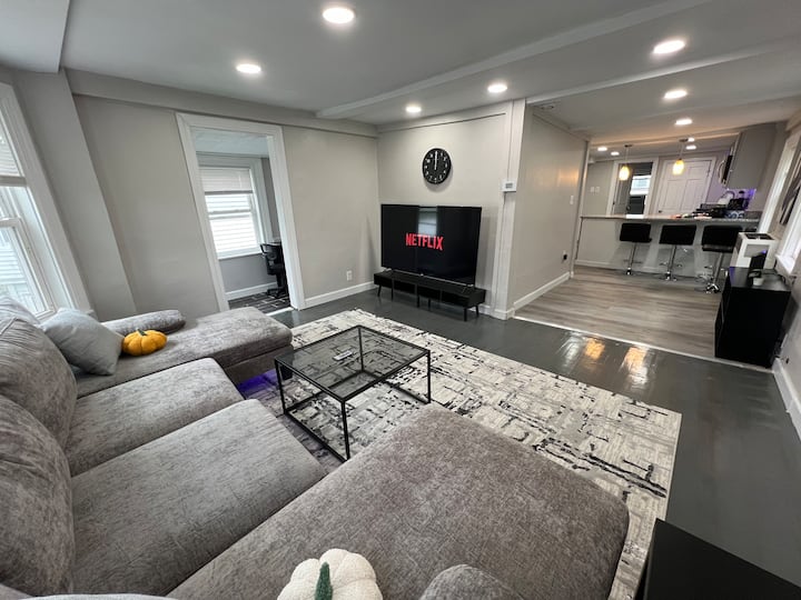 Downtown Salem Retreat 3bd W/ Parking - Salem, MA