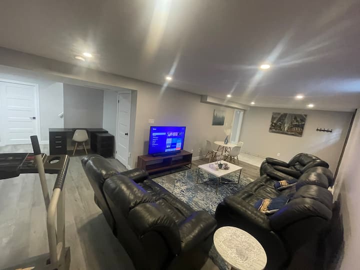 Luxury 2br In Westmount: Kitchen, Laundry, Parking - London