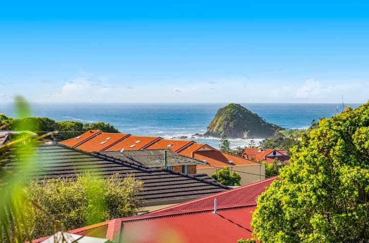 2 Bedroom Coastal Getaway With Ocean Views! - Port Macquarie