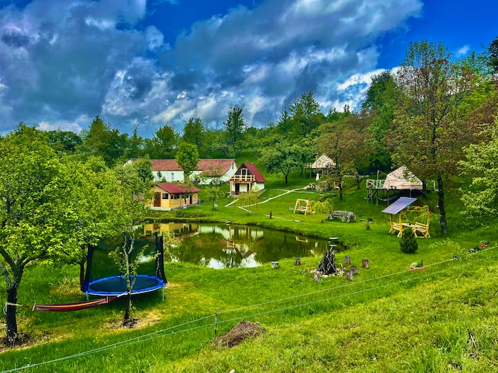 Wild  Glamping Cornereva - Románia