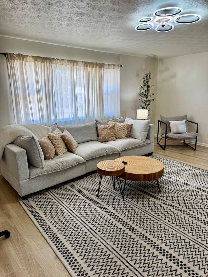 Charming Home In Town W/ Private Yard & Foosball - Springfield, MO