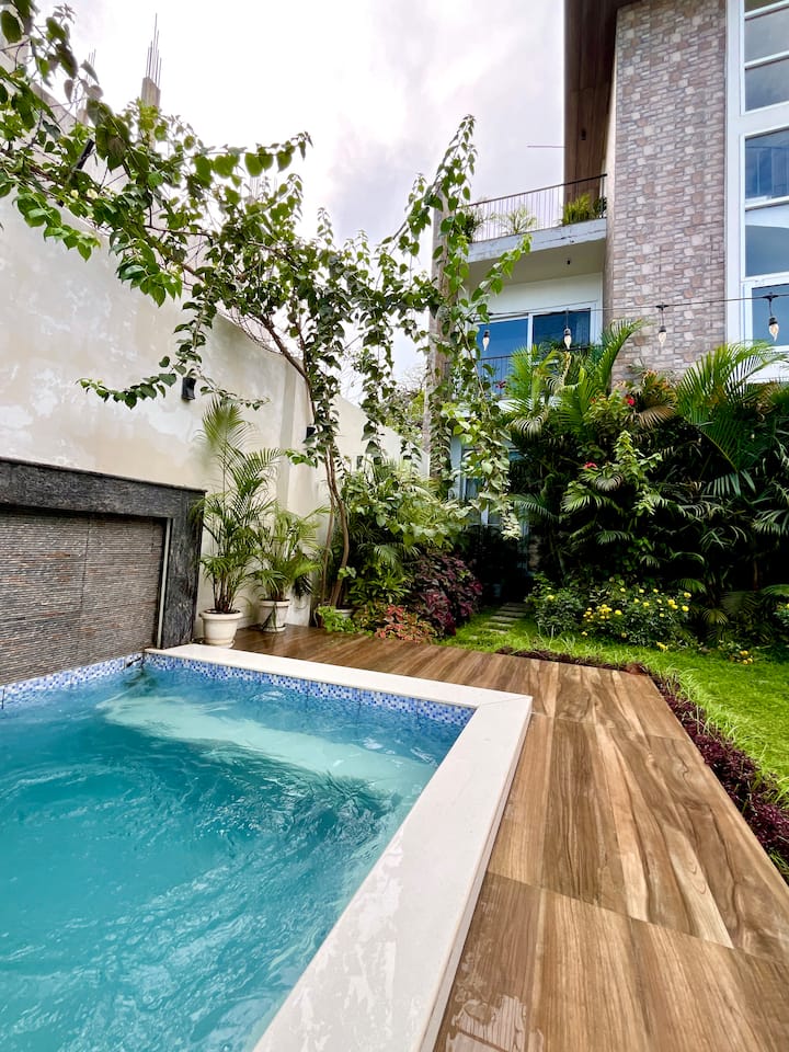 Leela Villa 2 Bhk Pvt Pool & Parking | Luxury Stay - ワーラーナシー