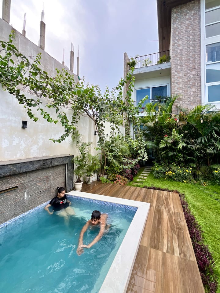 Leela Villa 2 Bhk | Pvt Pool & Parking | Specious - Varanasi