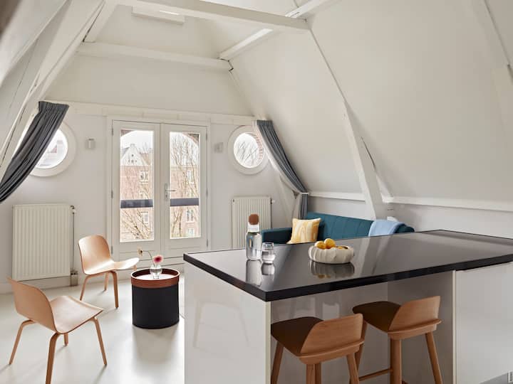 Numa | L 1 Bedroom Apartment, Sofa Bed, Canal View - Amsterdam
