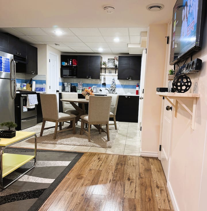 Entire Suite/2 Bdrm/king/queen/patio/prvt Entrance - Edmonton