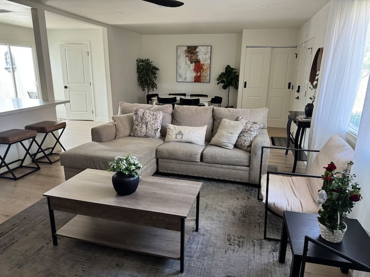 Old Town Oasis, Entire Scottsdale Townhome W/ Pool - Scottsdale, AZ