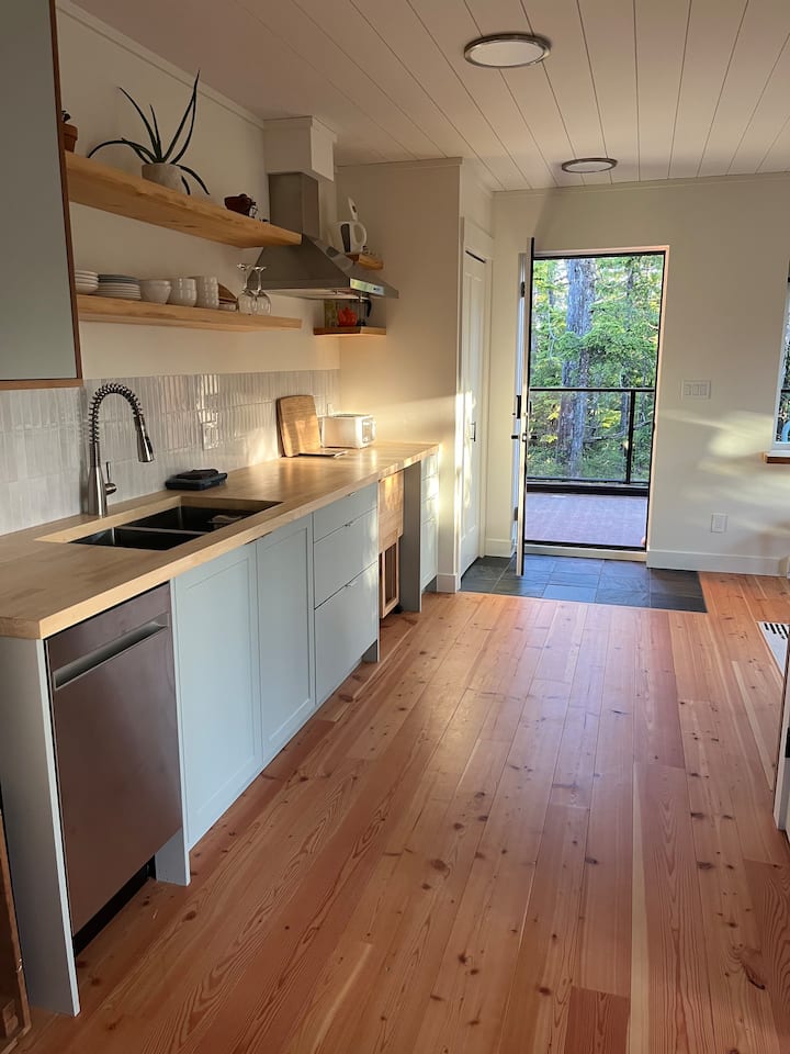 Private Treetop Suite-shore Pine Guest Suite - Ucluelet