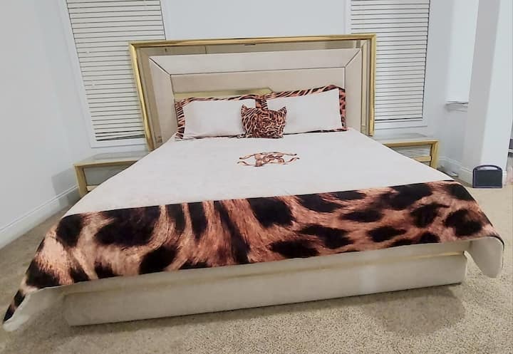 Ikon Home Stays - Cumming, GA