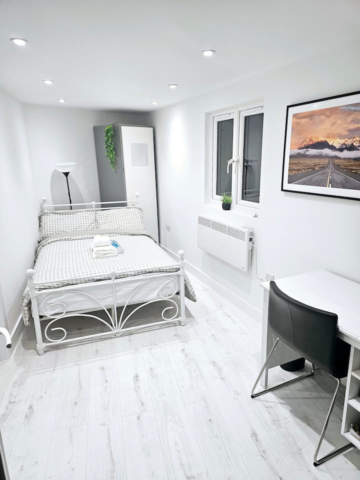 Modern Double Room In Dartford - Private Entrance - Dartford