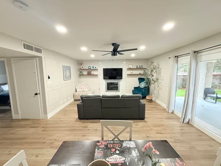 Cozy Private Suite: Bed, Bath, Spa, Pool, Sleeps 4 - Las Vegas