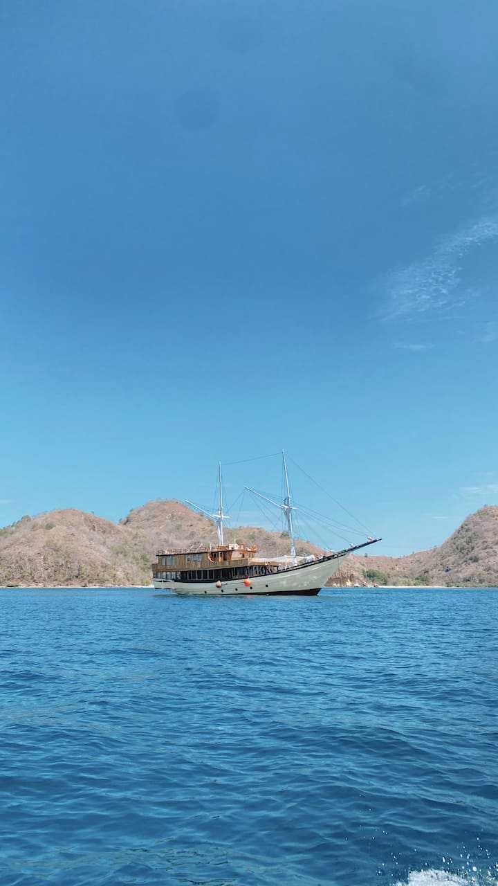 Leticia Liveaboard - Deluxe Phinisi - Labuan Bajo