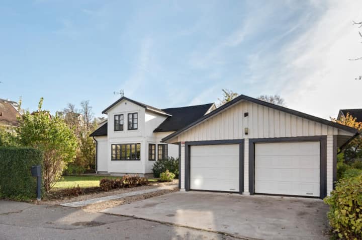 Pittoreskt Centralt Hus I Vackert Familjeområde - Göteborg