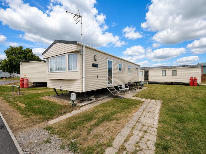 Caravan At Dovercourt Holiday Park Ref 44007d - Felixstowe