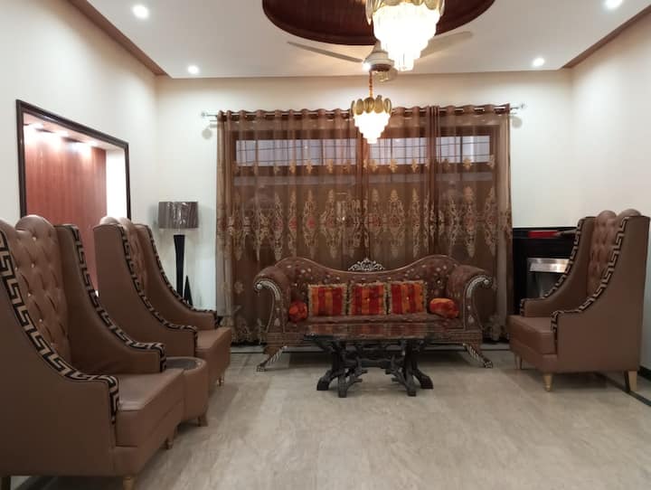 Spacious 7-room Apartment, Lahore - Lahore