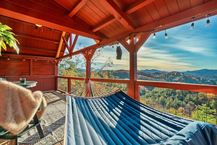 Sauna + Cliffside Hot Tub • Modern Mountain Cabin - Pigeon Forge, TN